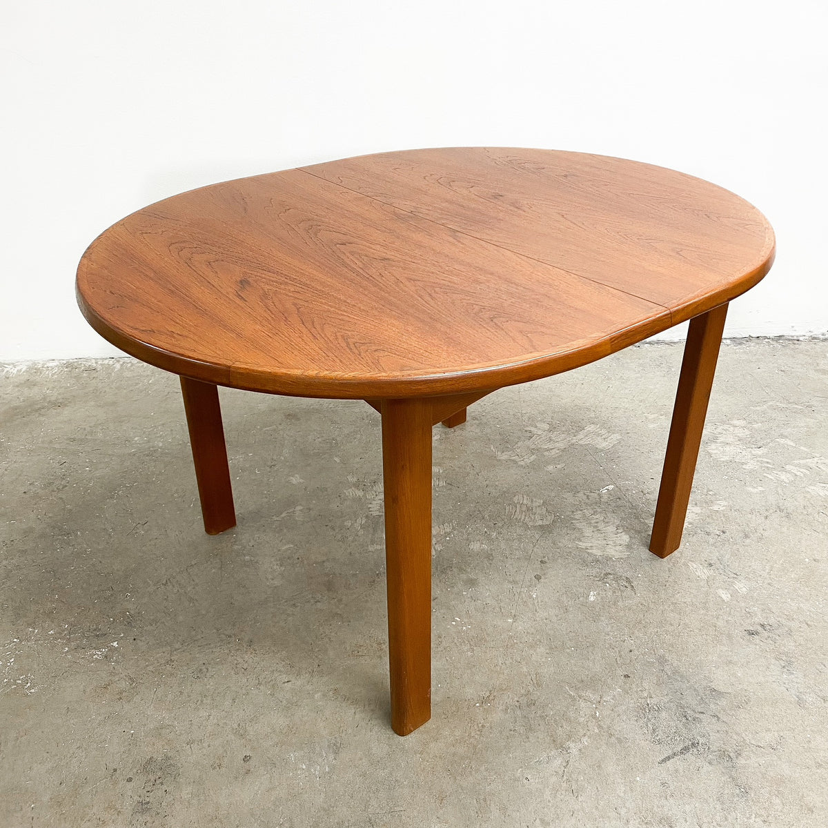 Mid Century Chiswell Oval Extension Dining Table – The Design Ark
