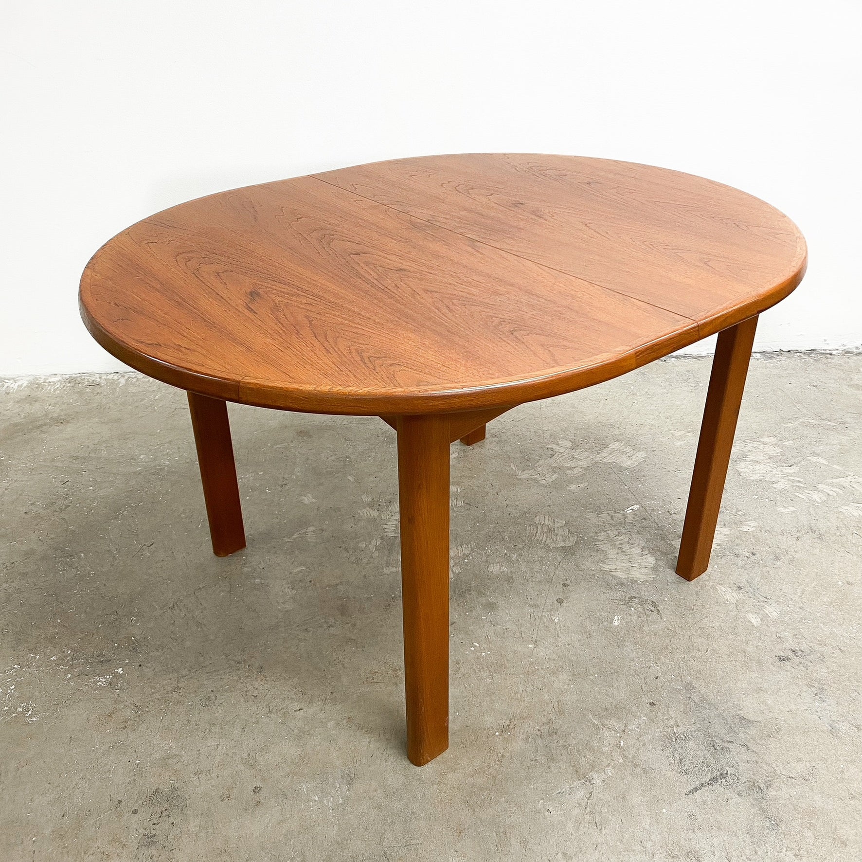 Mid Century Chiswell Oval Extension Dining Table– The Design Ark