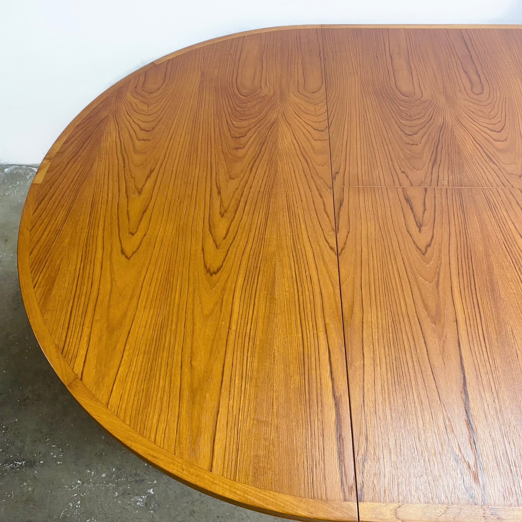 Beautiful Mid Century Parker Round Extension Dining Table– The Design Ark