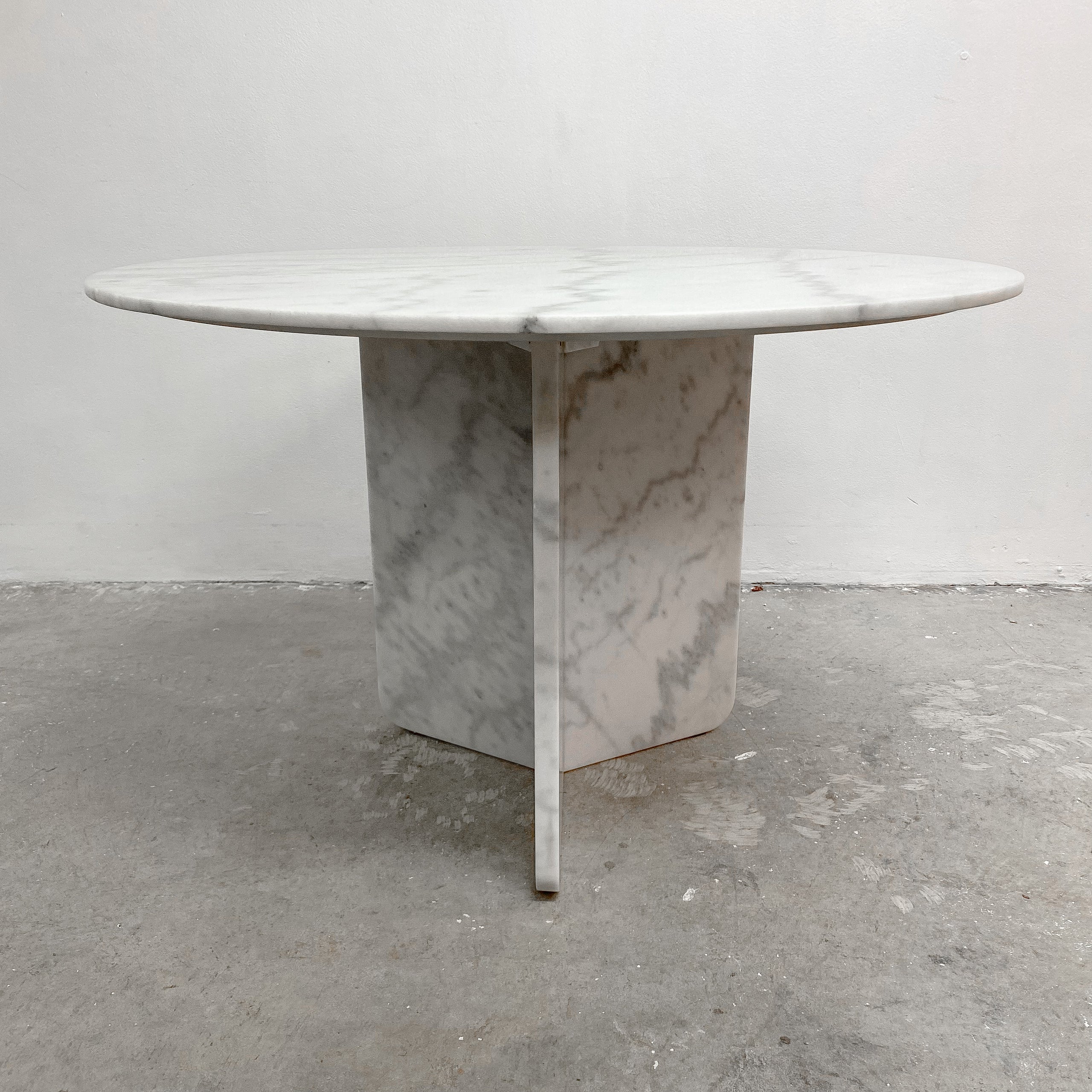 Round Marble Dining Table On Tri Shaped Marble Base – The Design Ark
