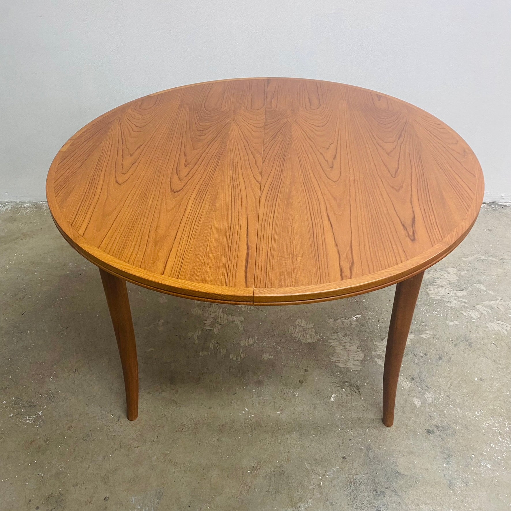 Beautiful Mid Century Parker Round Extension Dining Table– The Design Ark