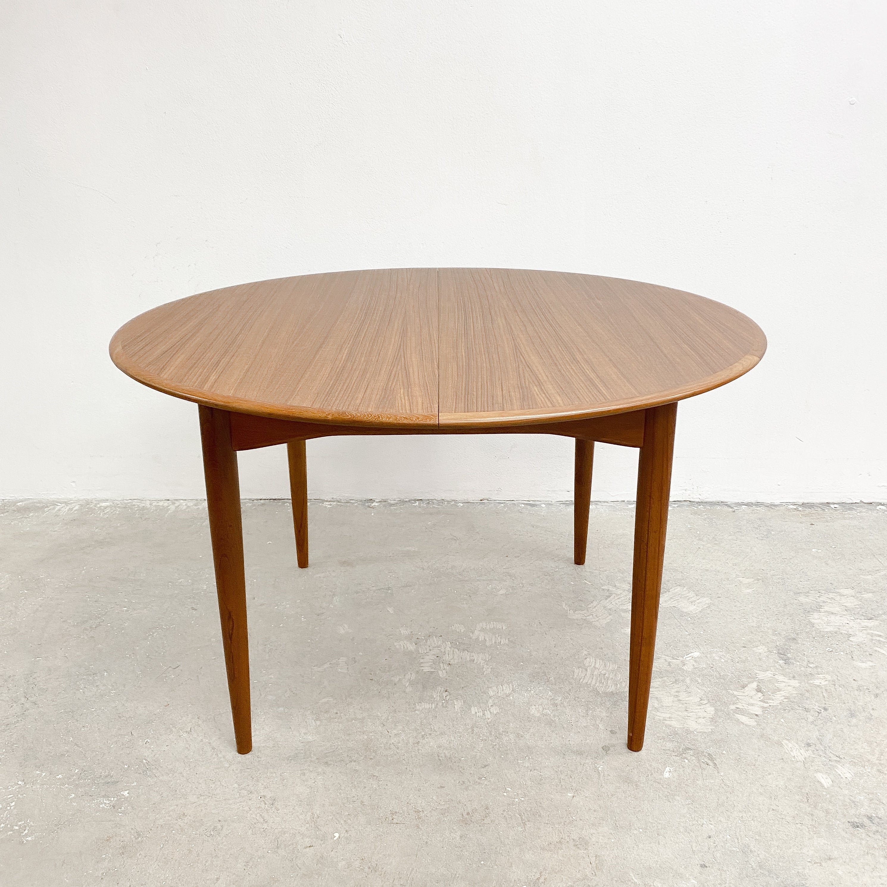 Mid Century Parker Round Extension Dining Table - Restored– The Design Ark