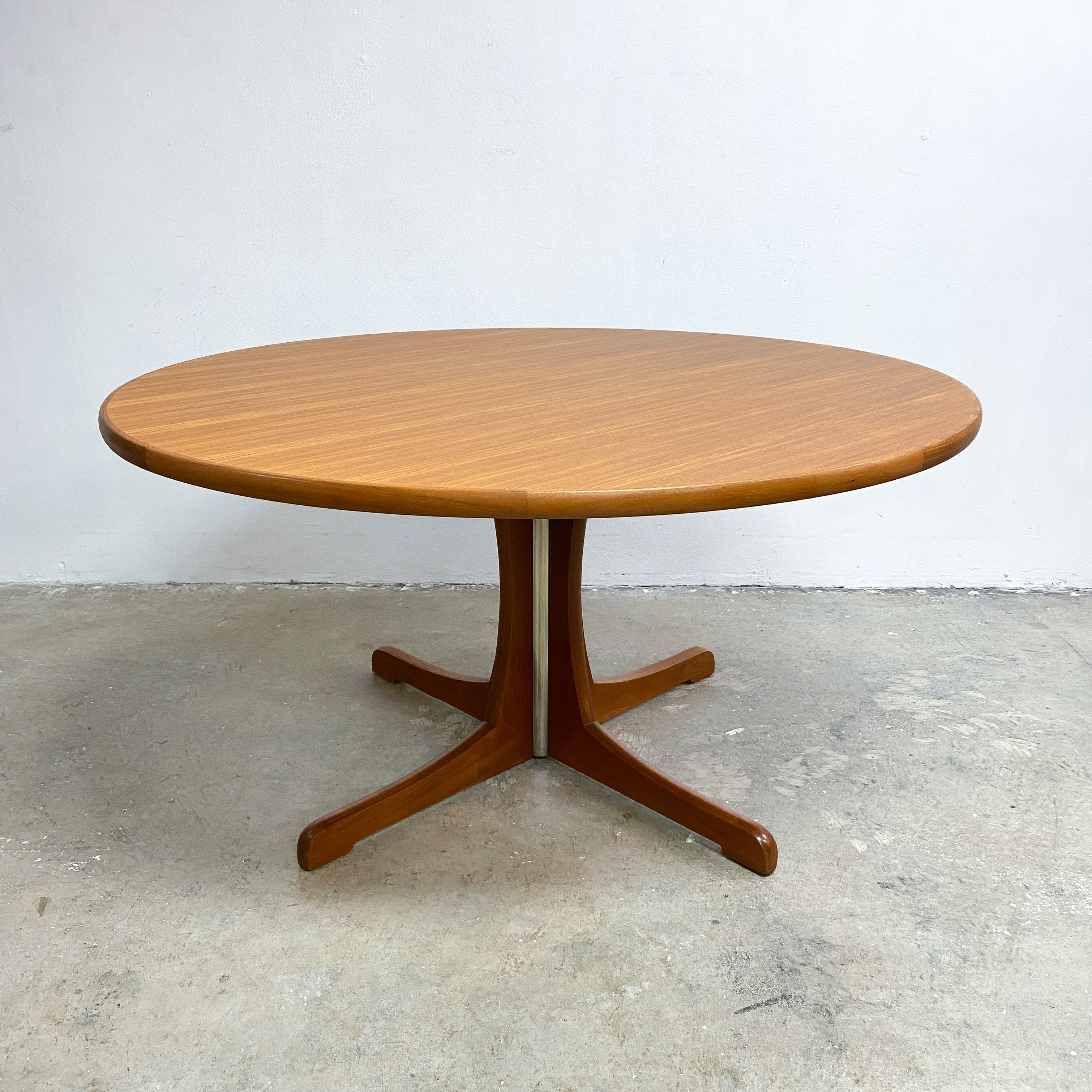 Mid Century Parker Round Pedestal Dining Table - Restored– The Design Ark