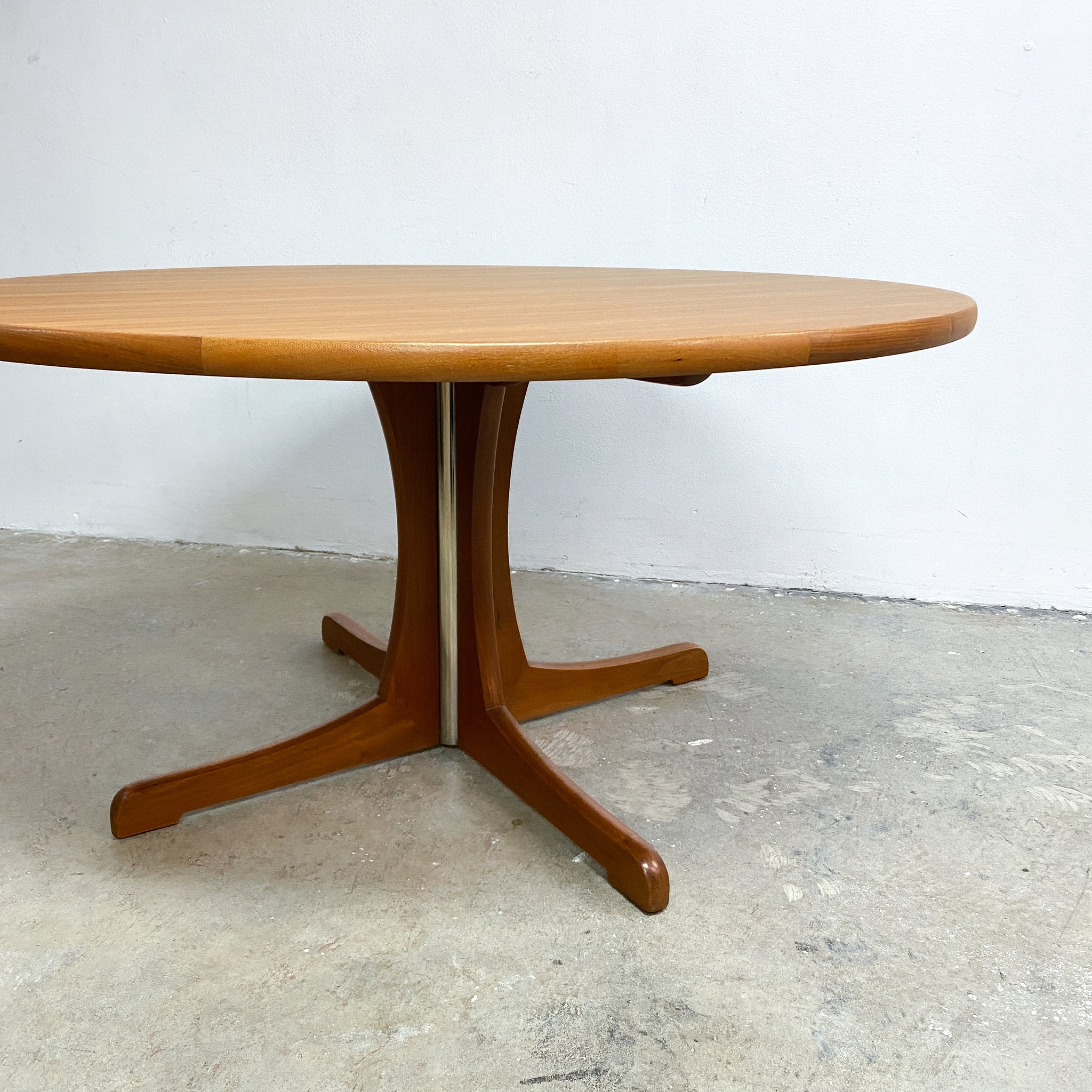 Mid Century Parker Round Pedestal Dining Table - Restored– The Design Ark
