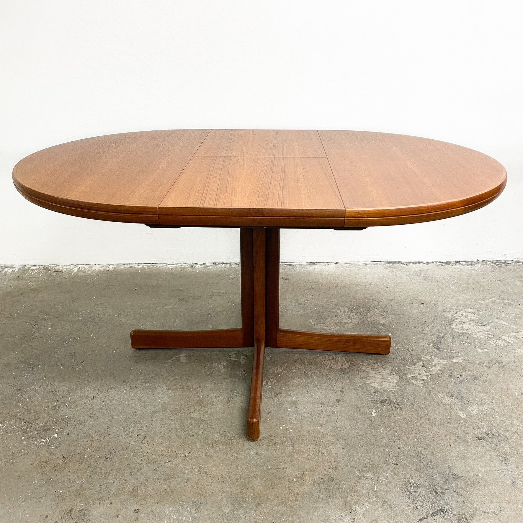 Mid Century Round Chiswell Extension Dining Table– The Design Ark