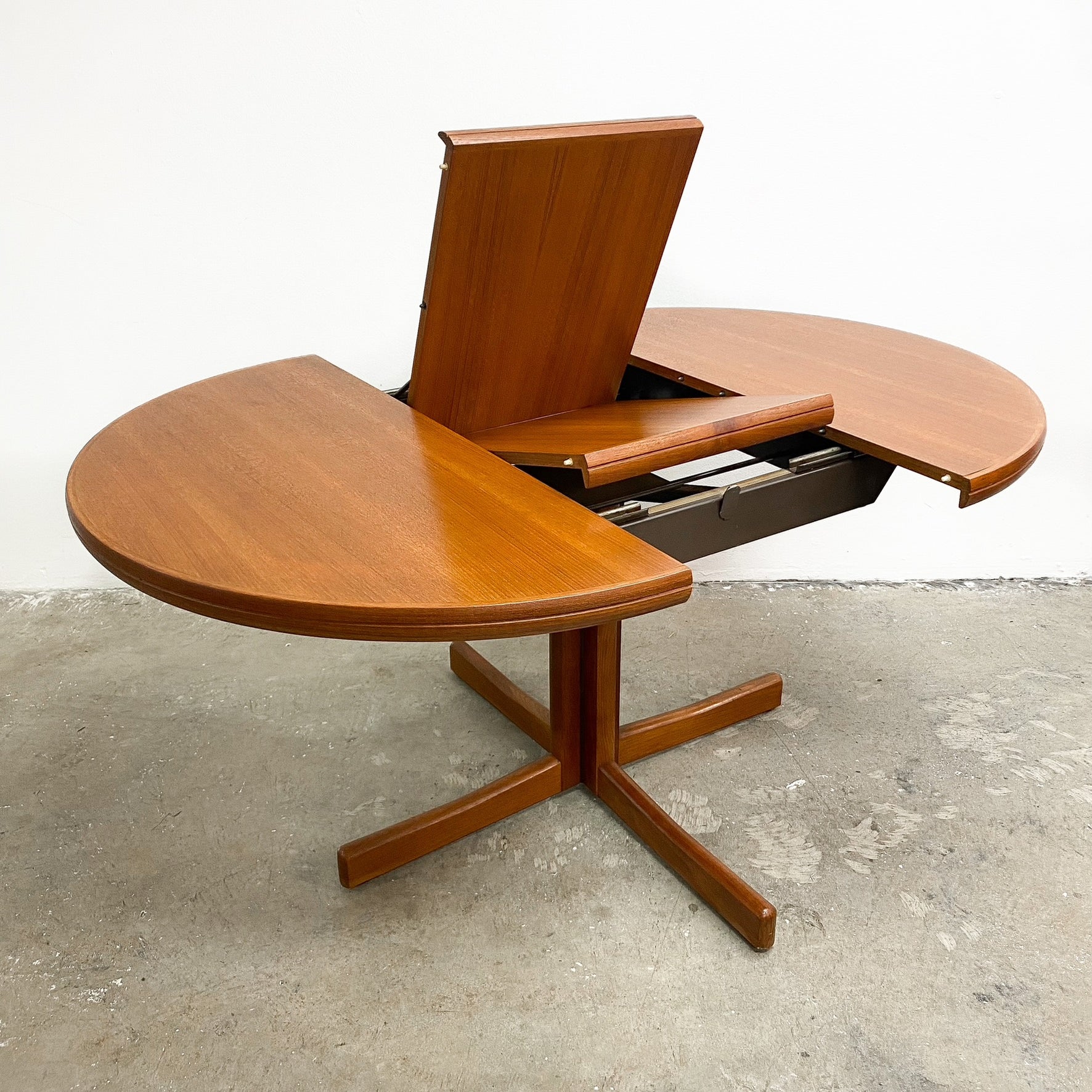 Mid Century Round Chiswell Extension Dining Table– The Design Ark