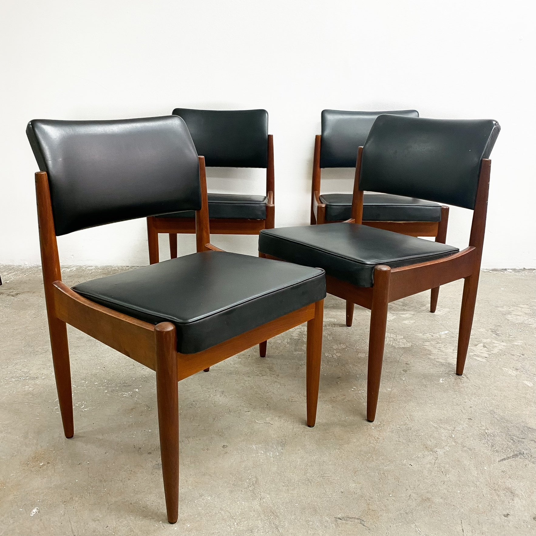 Set Of 4 Mid Century Chiswell Dining Chairs – The Design Ark