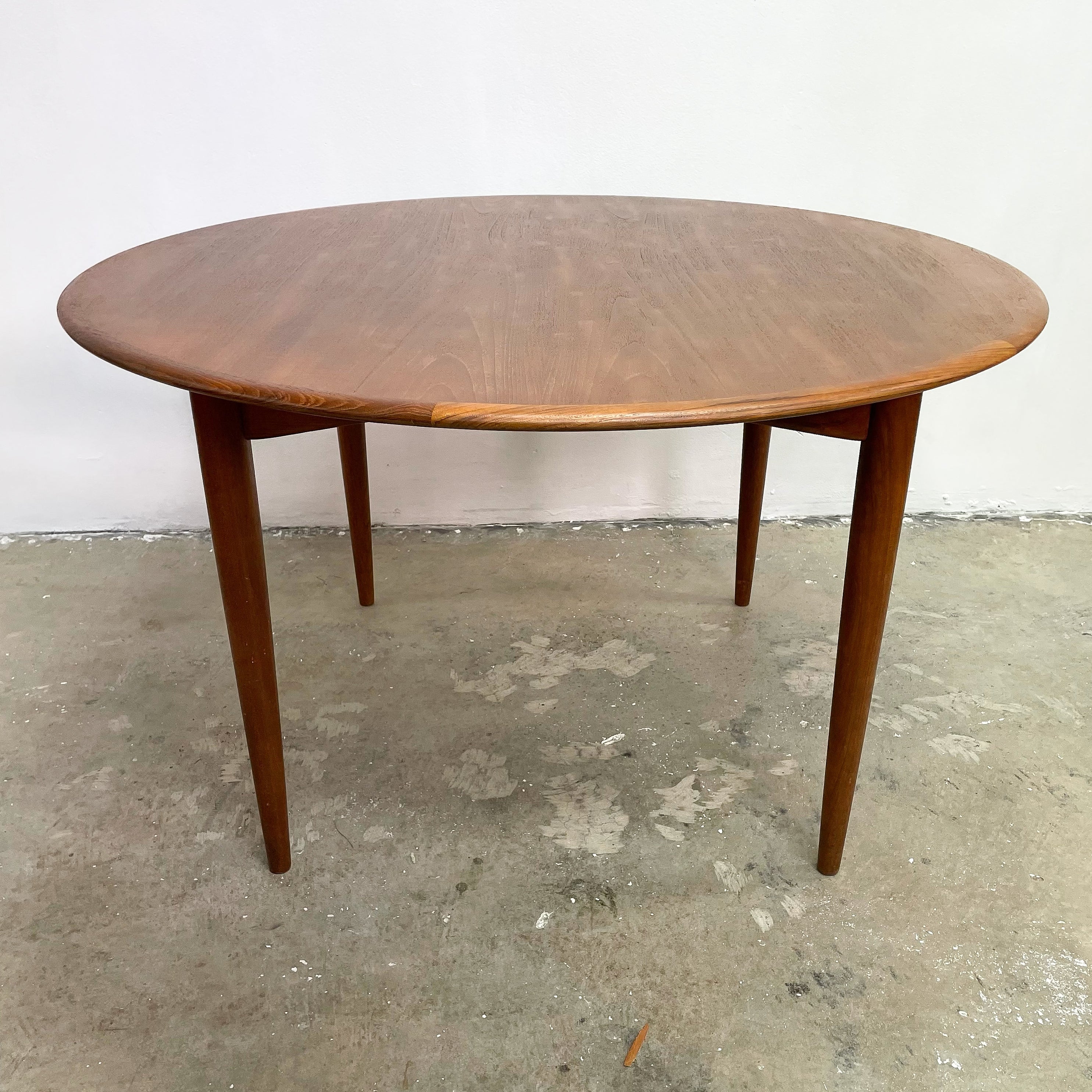 Parker Mid Century Round Dining Table – The Design Ark